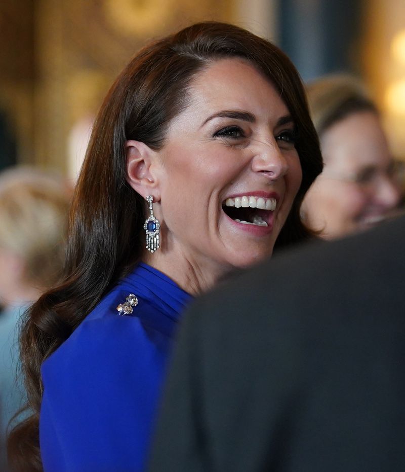 Kate Middleton brilla en Buckingham Palace con un vestido drapeado y ...