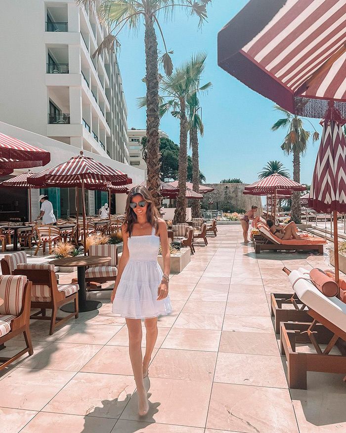 Ana Boyer y el look estampado parisino que combina con zapatillas