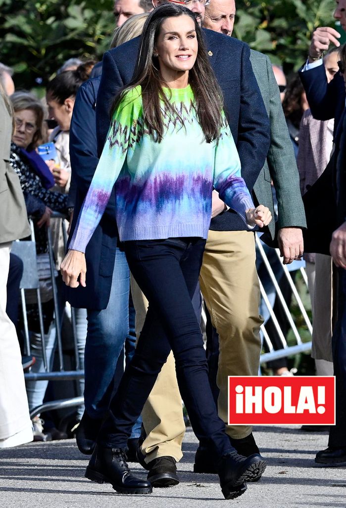 El look más dosmilero de la Reina con un nuevo jersey 'tie dye' en la ...