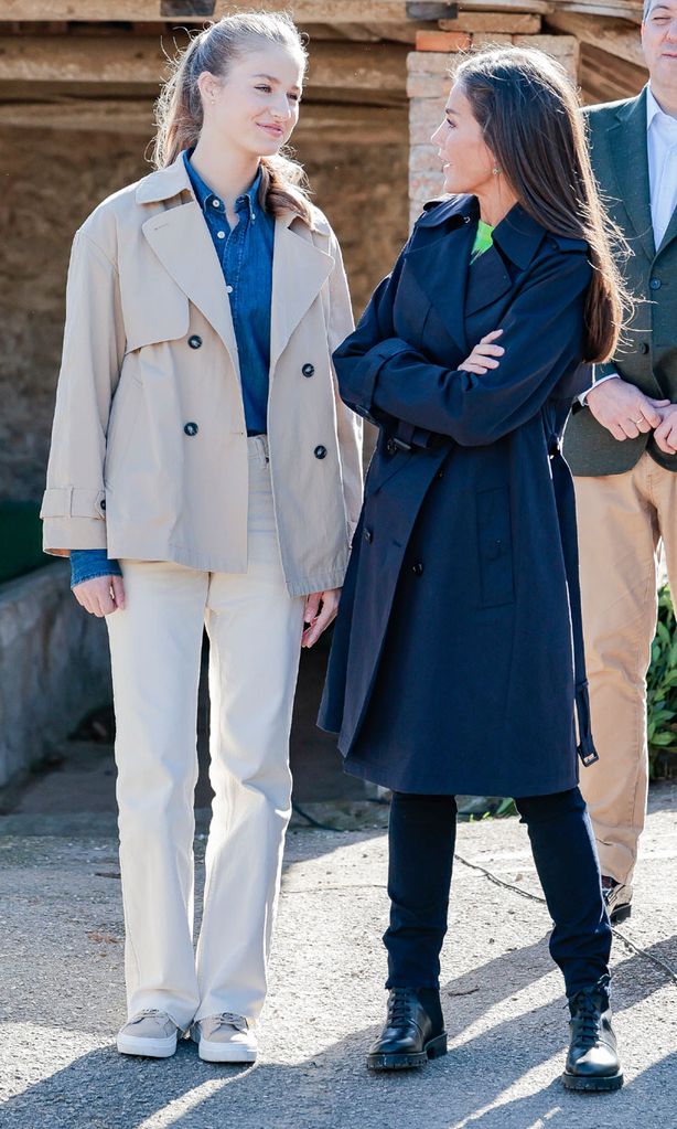 El look más dosmilero de la Reina con un nuevo jersey 'tie dye' en la ...