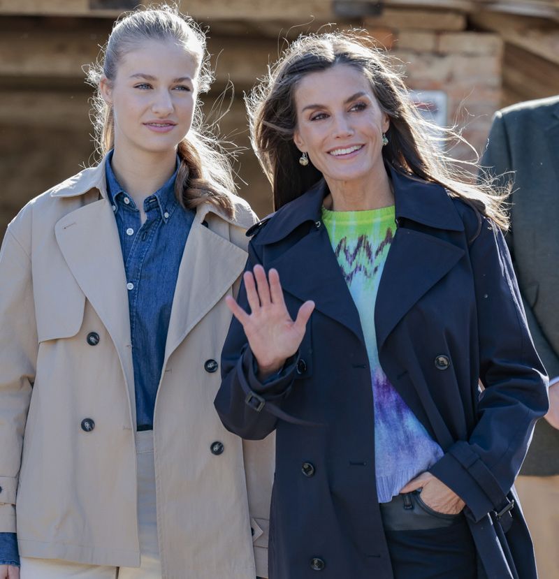 El look más dosmilero de la Reina con un nuevo jersey 'tie dye' en la ...