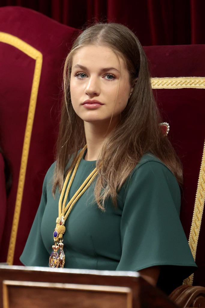 La princesa Leonor con un vestido verde militar y accesorios de su madre