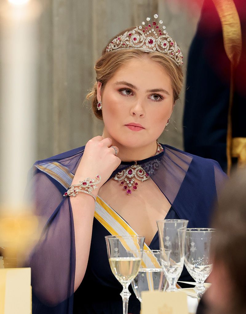 Amalia de Holanda debuta ante los reyes de España con capa y un ...