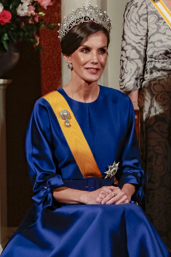 La reina Letizia, de cena de gala en Países Bajos con vestido azul y tiara