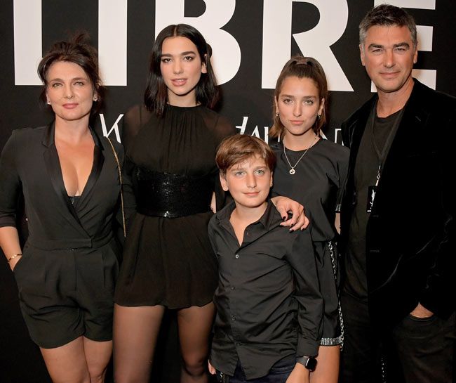 Rina, hermana pequeña de la cantante Dua Lipa a quien deberías conocer ...