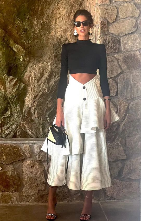 Inés Domecq deslumbra en México con un look de invitada bicolor y andaluz