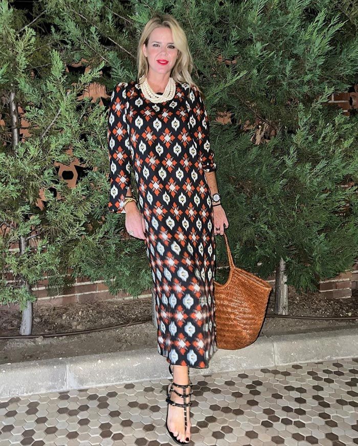 Amelia Bono se supera con su vestido de invitada con llamativo estampado