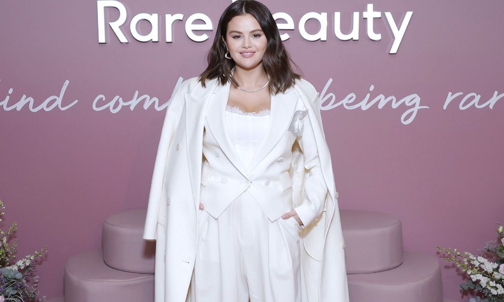 Selena Gomez se apunta al traje blanco que enamora a la reina Letizia y ...