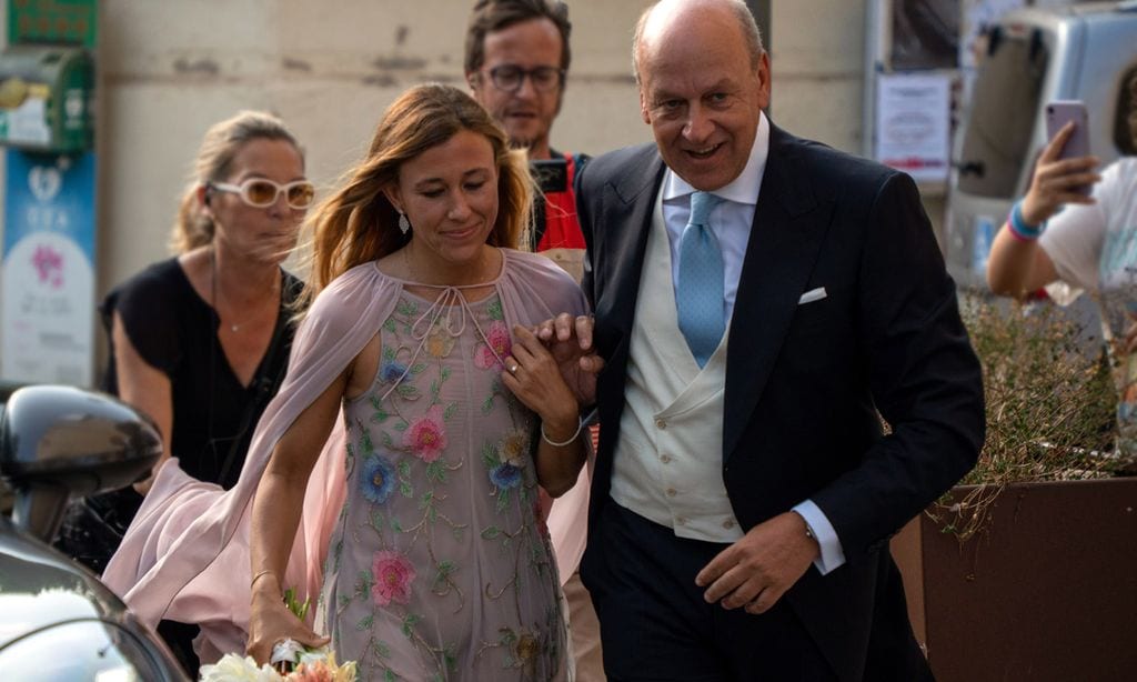 María Valls elige un original vestido con capa y bordados florales para ...
