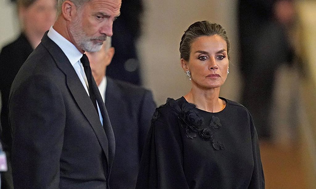 Reyes Felipe y Letizia junto a otros líderes mundiales en la capilla ardiente de Isabel II