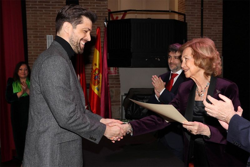 La reina Sofía premia al escultor César Orrico