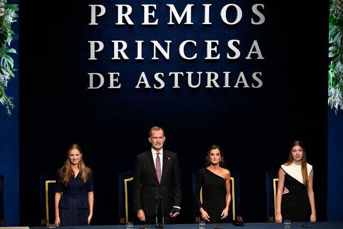 Leonor, acompañada por los Reyes y la Infanta, preside los últimos Premios Princesa de Asturias ...