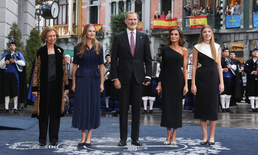 Leonor, acompañada por los Reyes y la Infanta, preside los últimos Premios Princesa de Asturias ...
