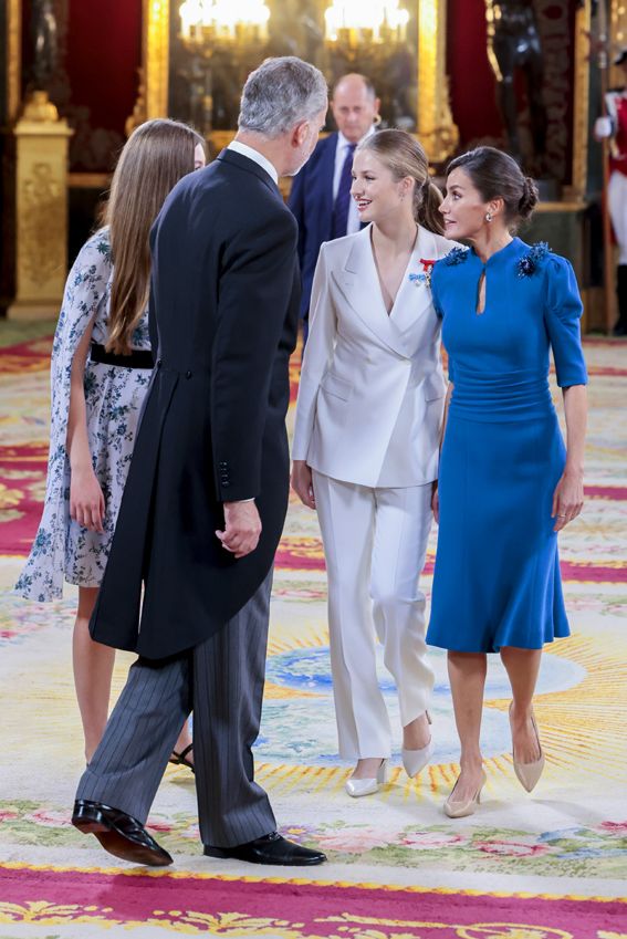El abrazo de la princesa Leonor a la reina Letizia tras jurar la Constitución