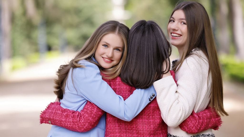 La princesa Leonor y la infanta Sofía, protagonistas absolutas del posado de sus padres