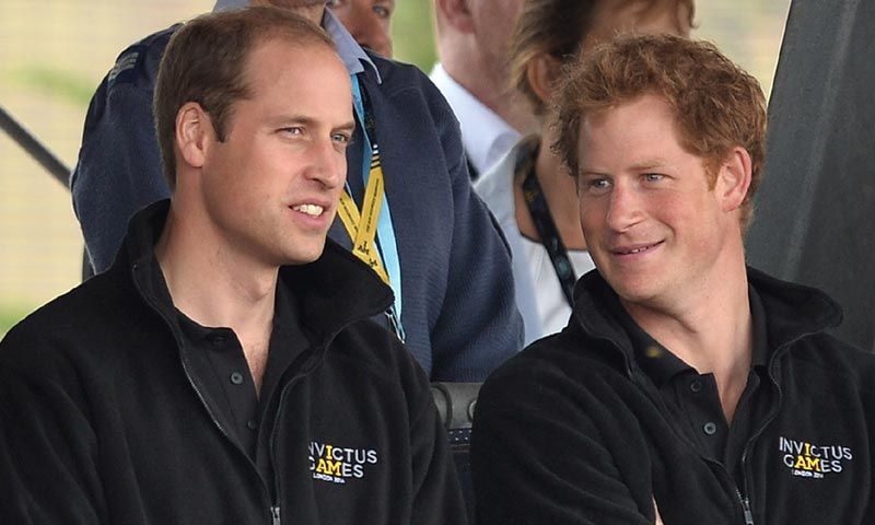 El Príncipe Guillermo Muestra Públicamente Su Apoyo A Su Hermano Harry