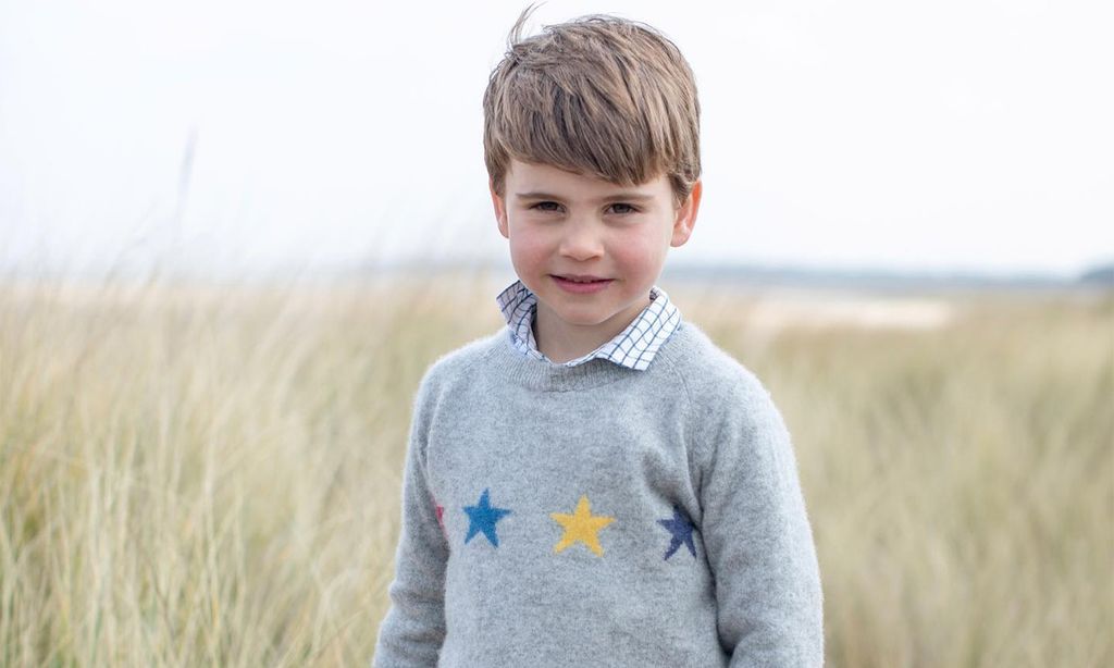 Louis de Cambridge posa por su cuarto cumpleaños para la cámara de su madre