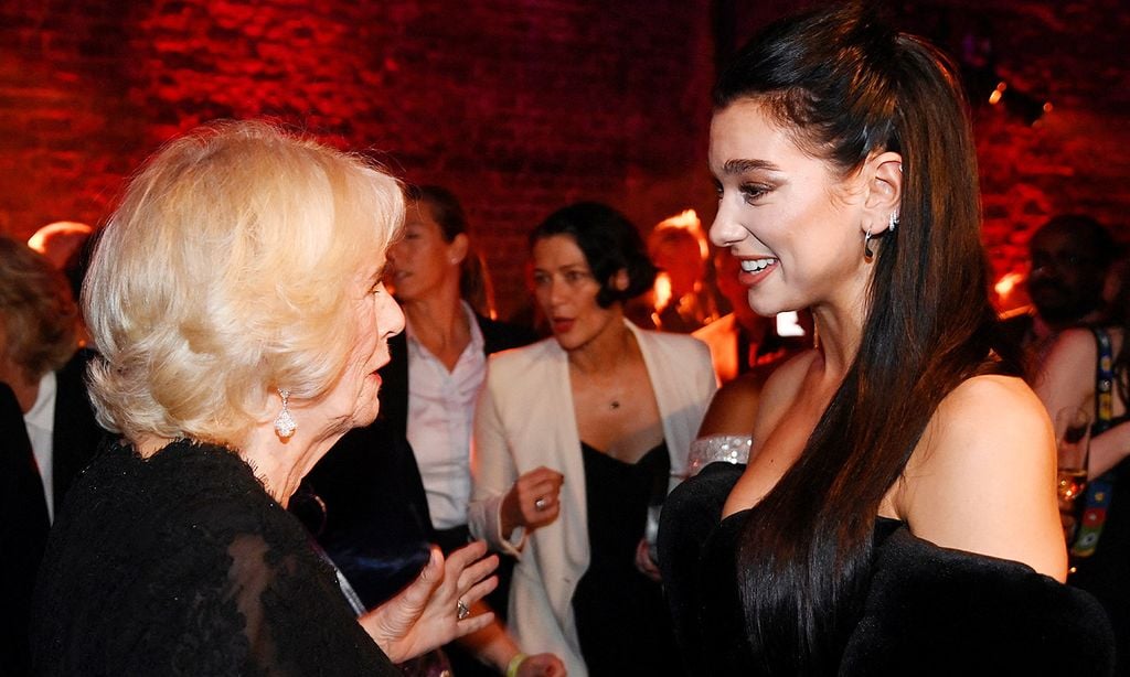Dua Lipa conoce a la reina consorte Camilla