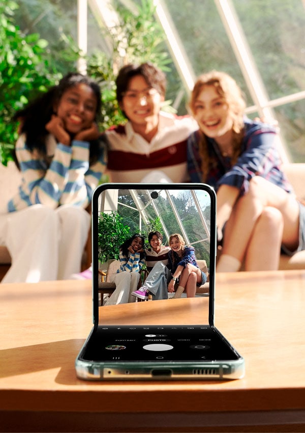 Compra un Galaxy Z Flip5 y llévate una Samsung 55 QLED Smart TV de regalo