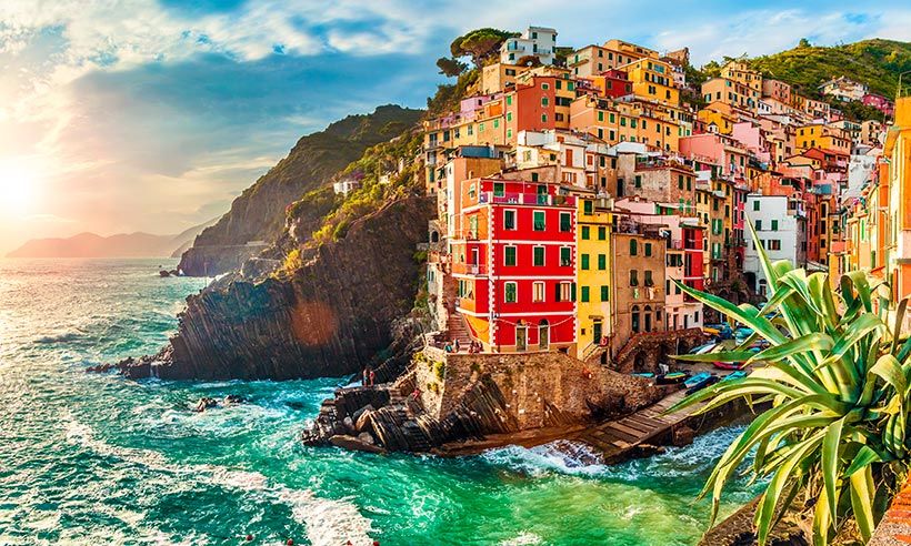 Cinco Pueblos De La Riviera Italiana Colgados Entre El Mar Y La Montaña