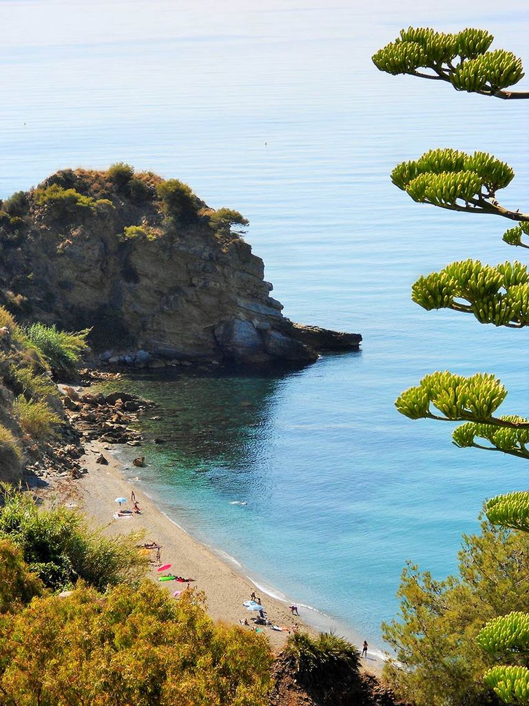 En kayak por calas de ensueño junto a Nerja y acantilados de Maro