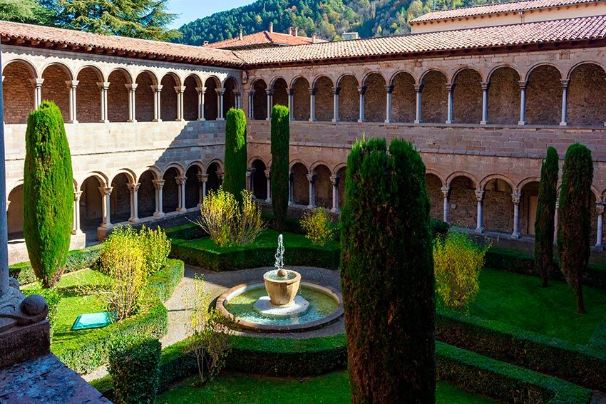 Un paseo tranquilo por los claustros más bonitos de España - Foto 1