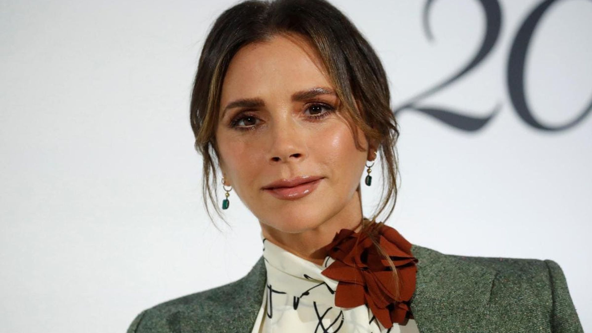 Victoria Beckham poses with lookalike sister Louise Adams in birthday ...
