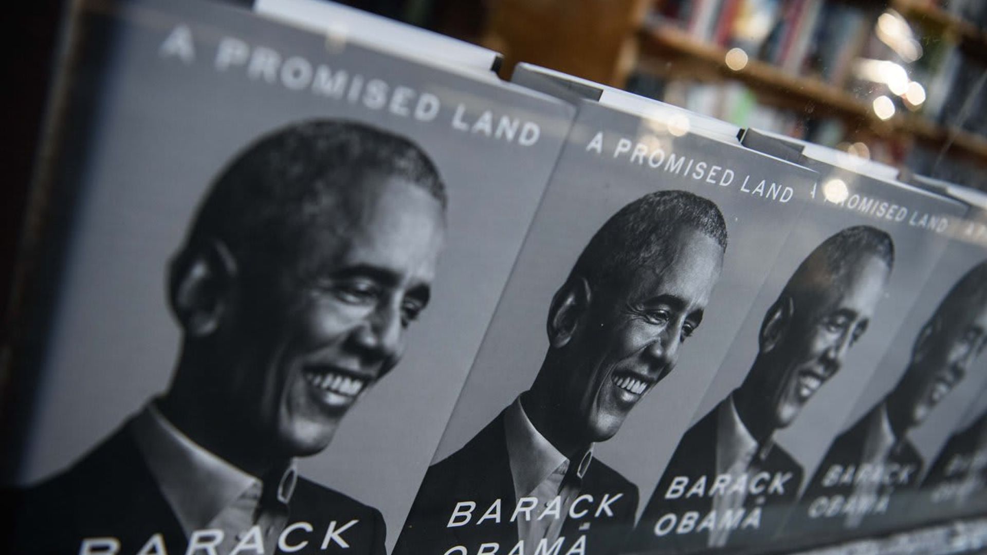 Barack Obama publishes his presidential memoirs in Spanish
