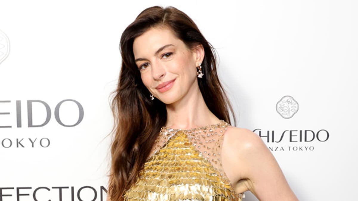 Anne Hathaway’s Disco-Ball Metallic Look Has Us Counting Down to Devil ...