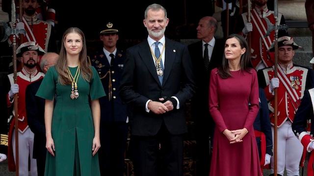 Queen Letizia and daughter Princess Leonor look holiday-ready in red ...
