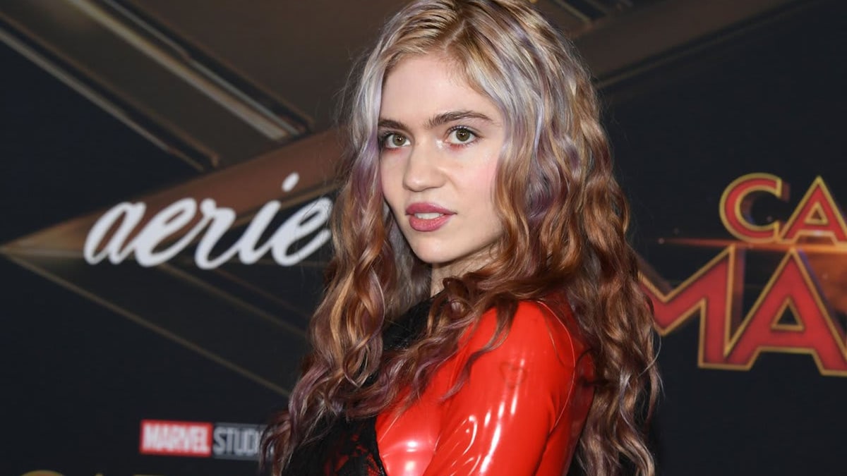 Grimes shows off the ‘beautiful alien scars’ she had tattooed on her back