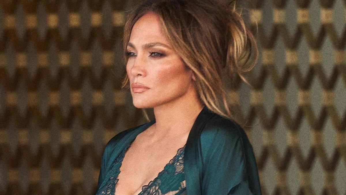 Jennifer Lopez steps out in one of her signature looks for date night ...