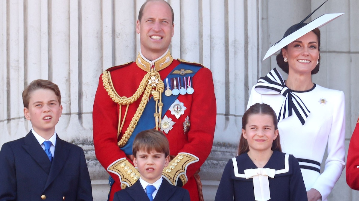 Prince William jumps with his kids in fun new photo: 'We all love you ...