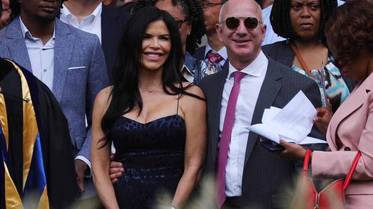 Jeff Bezos & Lauren Sanchez smile at commencement ceremony