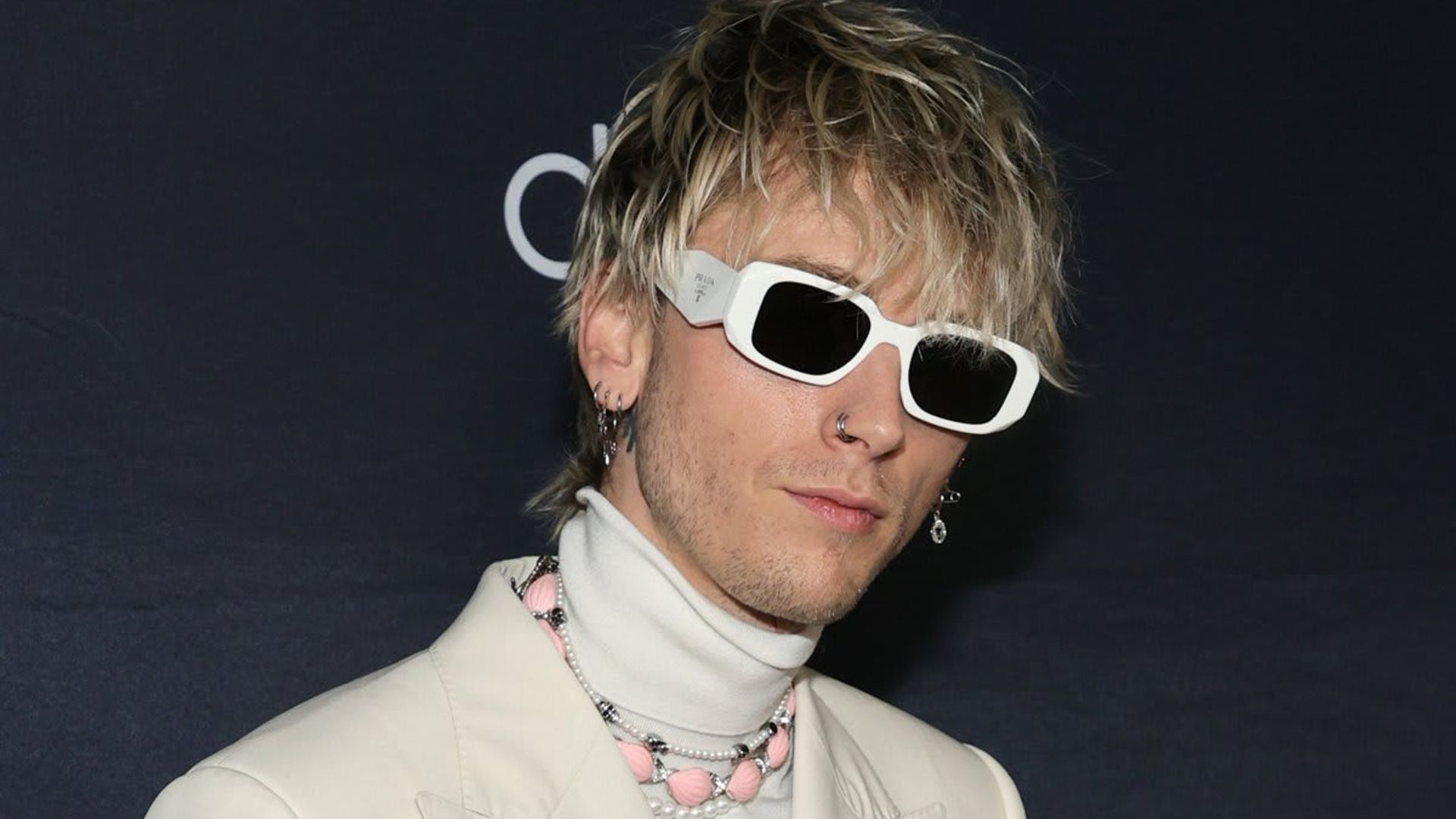 Machine Gun Kelly loses $100 to a fan in a height challenge