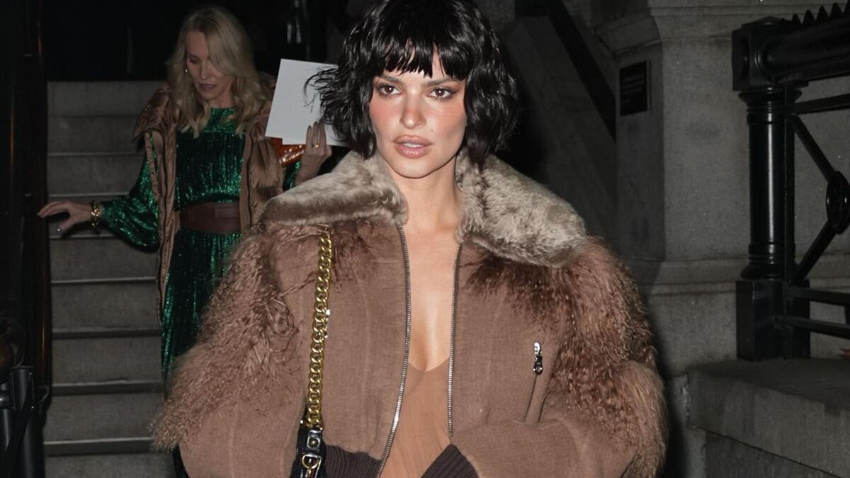 Emily Ratajkowski shares a bold new look at Marc Jacobs show