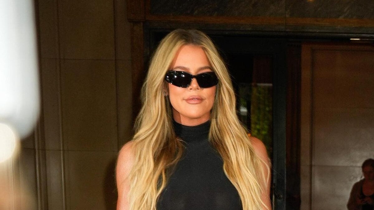 Khloé Kardashian gives Tristan Thompson a 'church hug'
