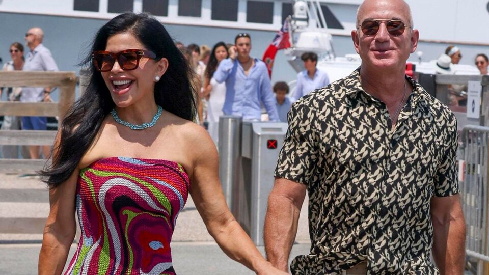 Lauren Sánchez and Jeff Bezos are all smiles exploring the South of ...