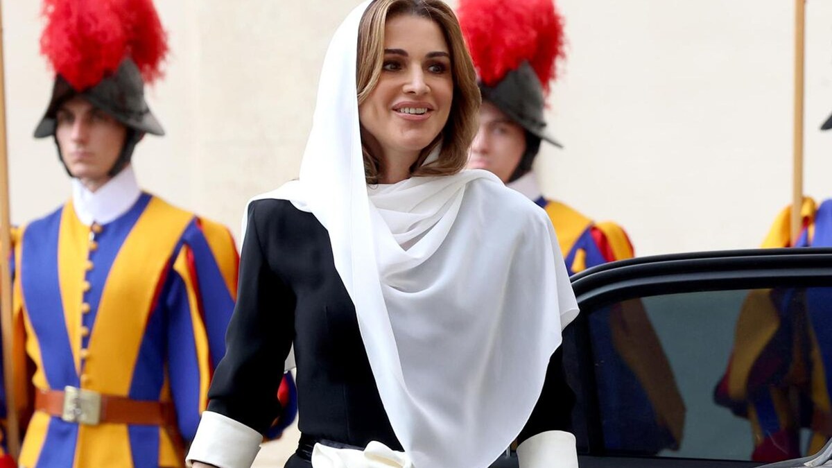 Queen Rania of Jordan looks elegant for meeting with Pope Francis