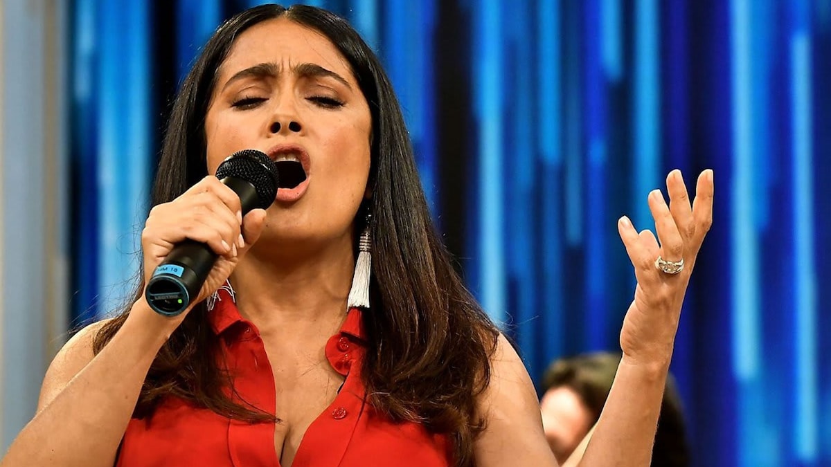 Salma Hayek sings iconic song on the beach to welcome 2021