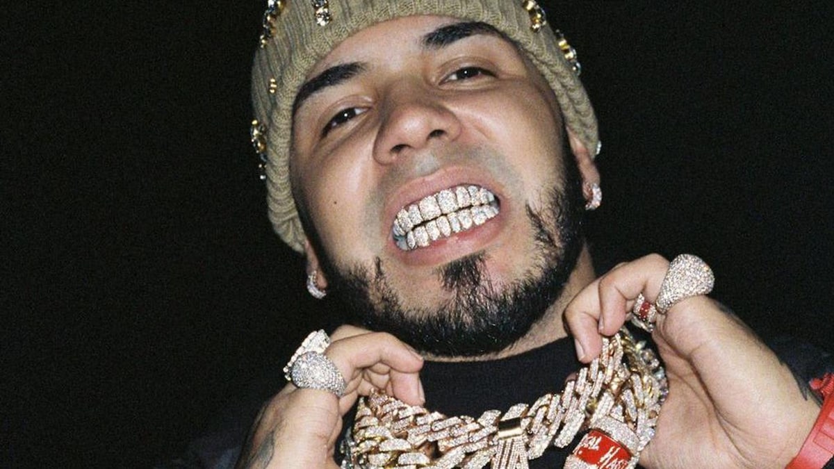 Anuel AA shows off $400,000 rolex watch