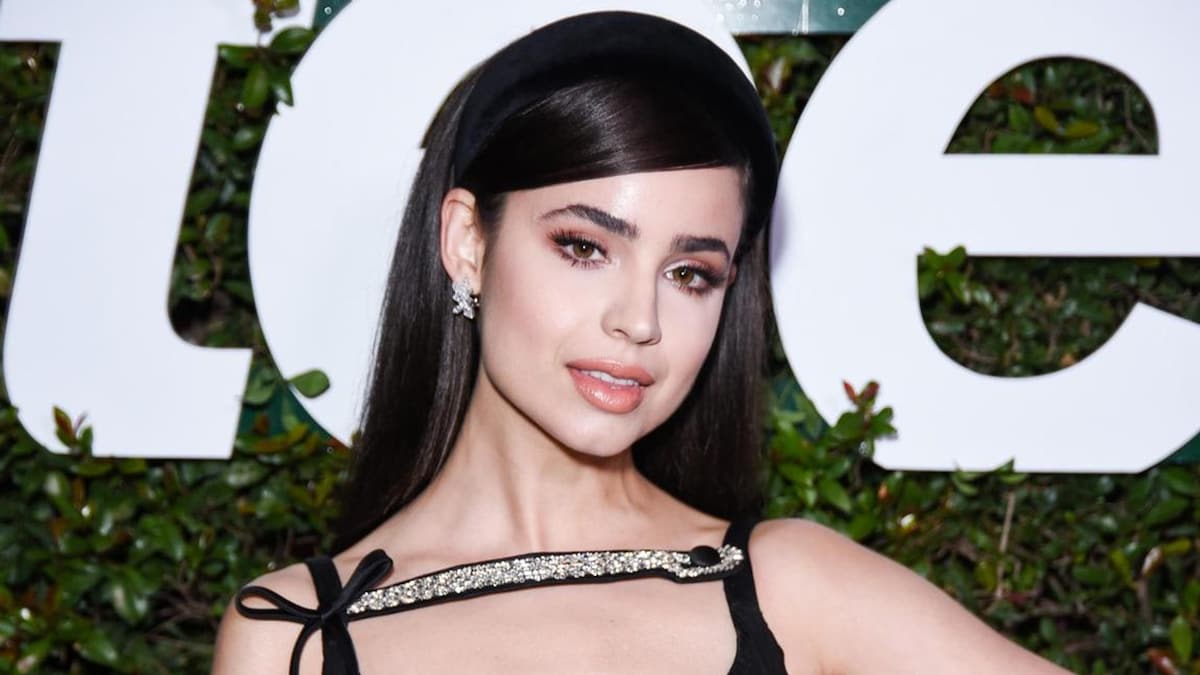Sofia Carson and her 'Descendants' family appear on 'Family Feud'