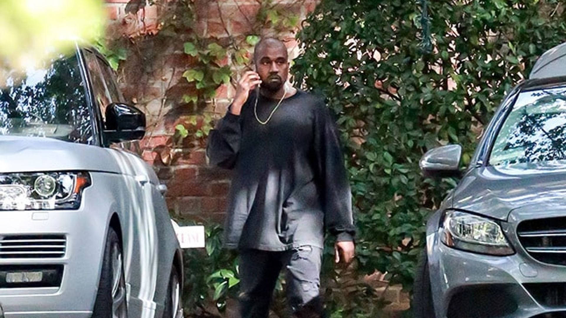 Kanye West ditches Uber to catch a ride with paparazzi to the gym ...