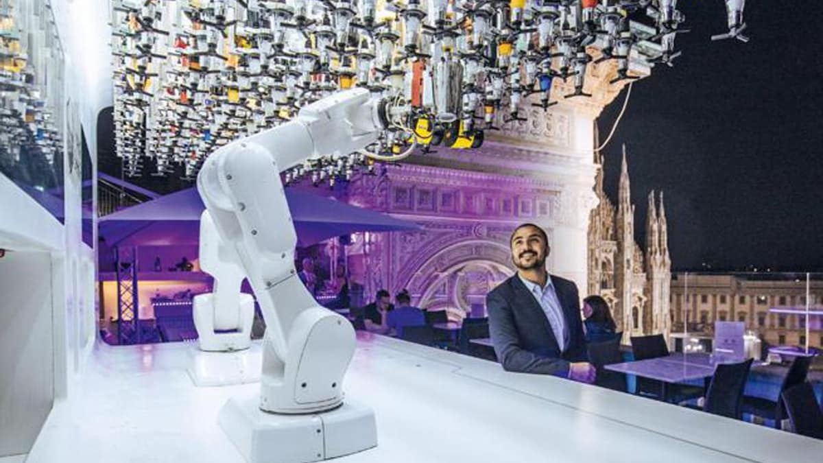The future is now! The world’s first robot bartender is here to serve ...