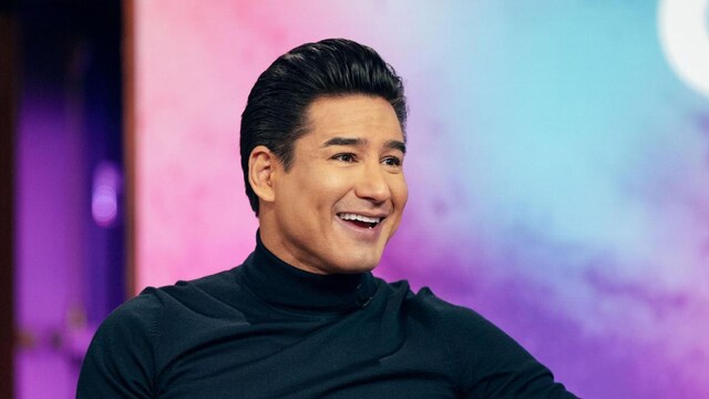 Mario Lopez shows his bruised eye after a combat