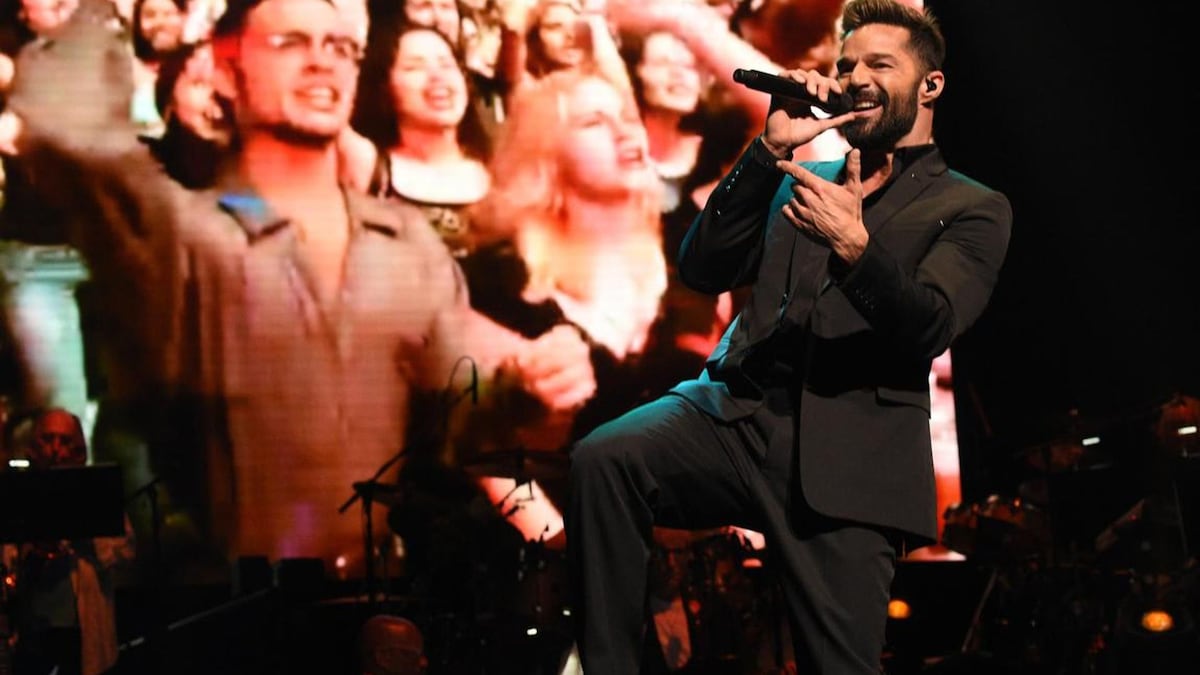 Ricky Martin's sweet gesture to fans outside his hotel