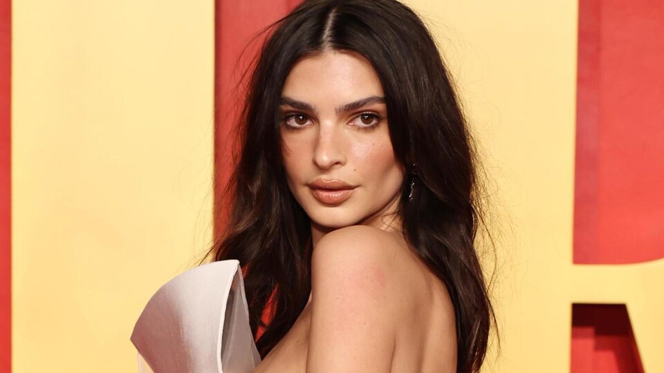 Emily Ratajkowski debuts her empowering ‘divorce ring’