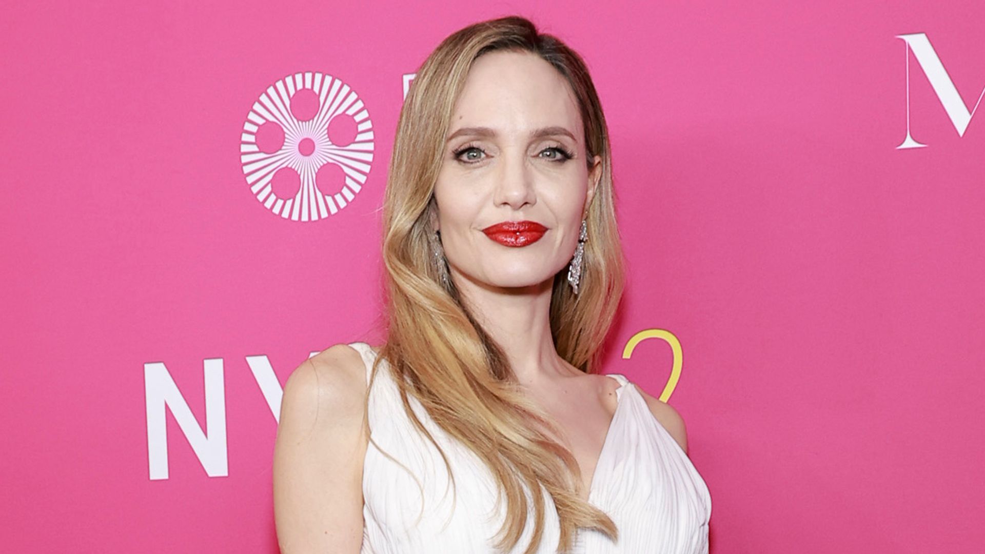 Angelina Jolie looks unrecognizable in latest hairstyle transformation ...