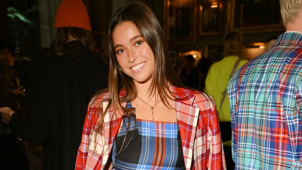 Kelly Ripa's daughter Lola Consuelos mixes pink miniskirt, houndstooth ...