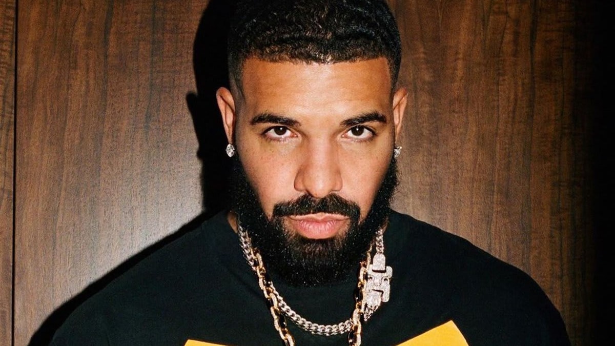 Drake shows off his ripped muscles & re-sparks surgery rumors
